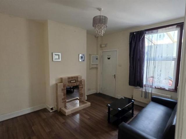3 bedroom end of terrace house to rent