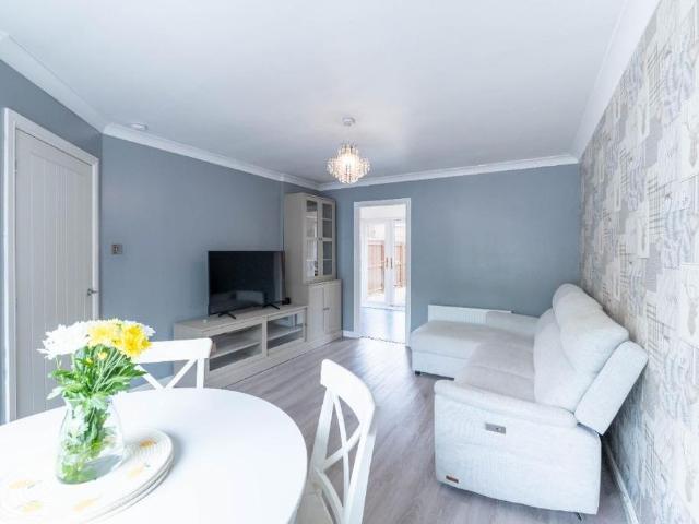 3 bedroom end of terrace house to rent