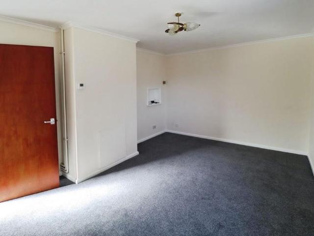 3 bedroom end of terrace house to rent