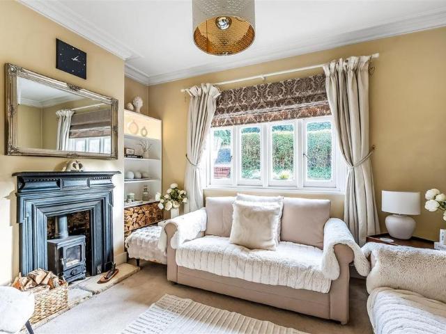3 bedroom end of terrace house to rent