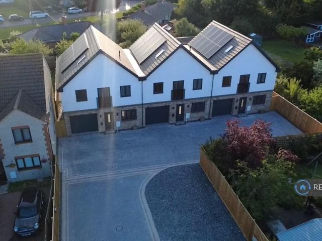 3 bedroom end of terrace house to rent