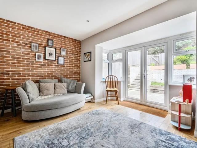 3 bedroom end of terrace house to rent