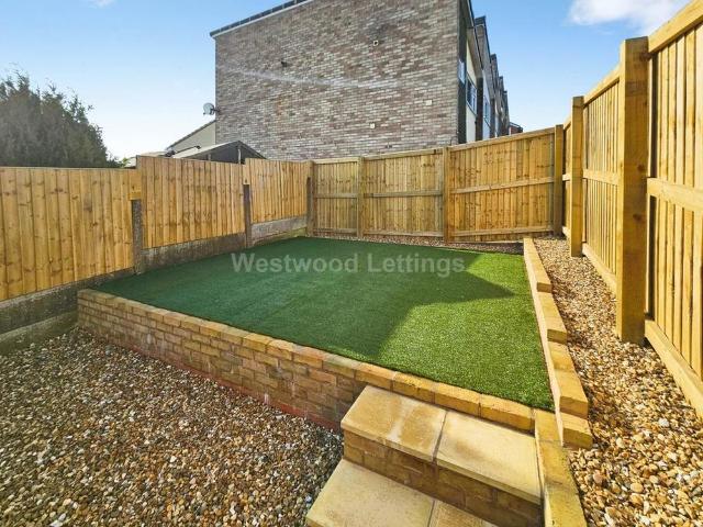 3 bedroom end of terrace house to rent