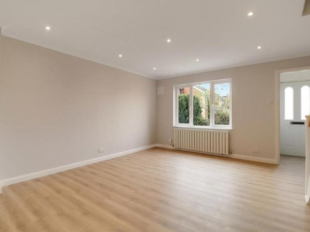 3 bedroom end of terrace house to rent