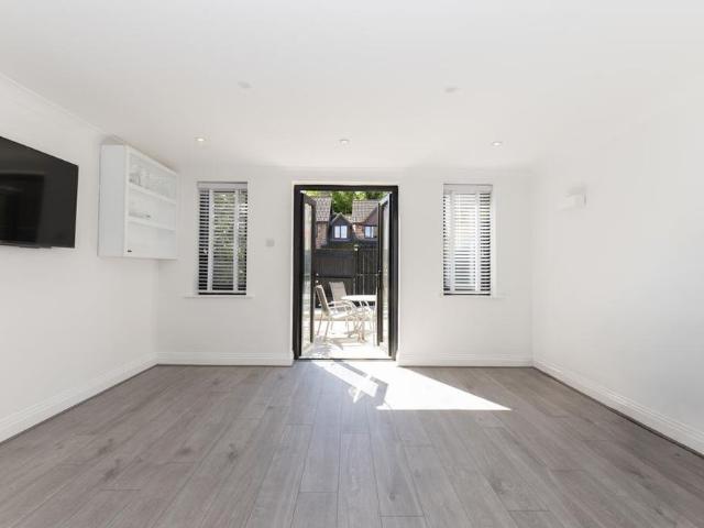 3 bedroom end of terrace house to rent