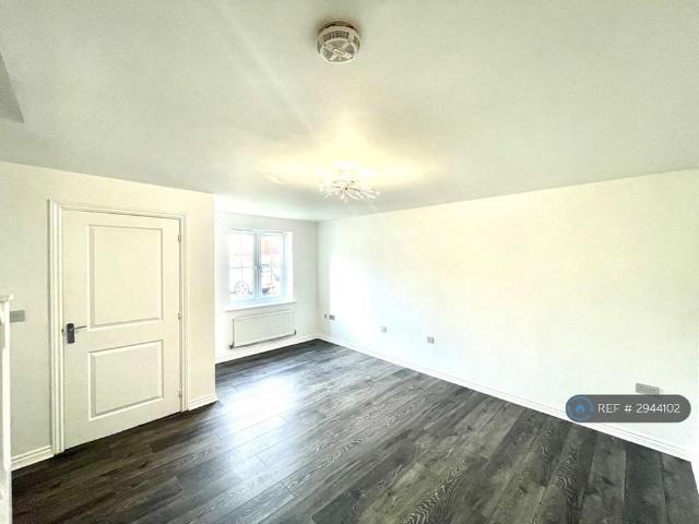3 bedroom end of terrace house to rent