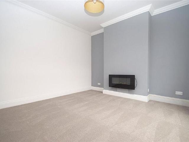 3 bedroom end of terrace house to rent