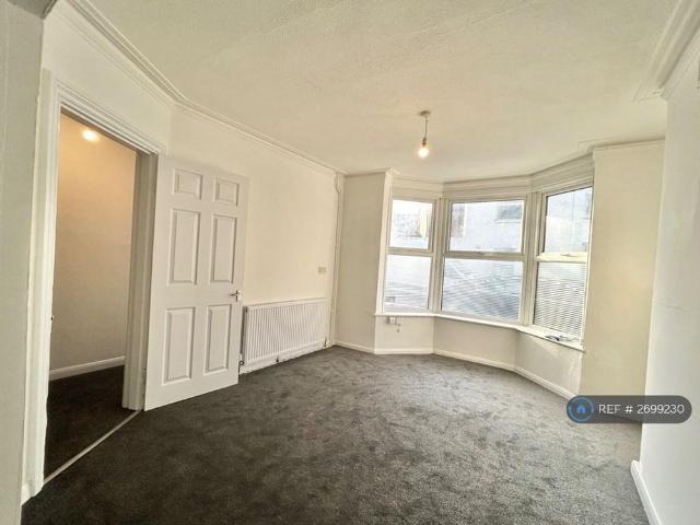 3 bedroom end of terrace house to rent