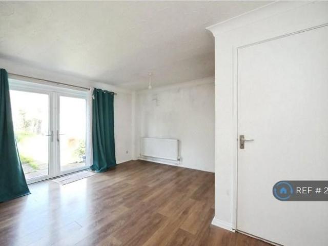 3 bedroom end of terrace house to rent