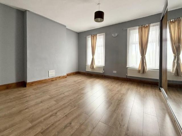 3 bedroom end of terrace house to rent