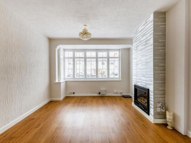 3 bedroom end of terrace house to rent
