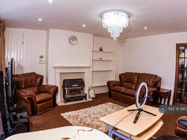 3 bedroom end of terrace house to rent