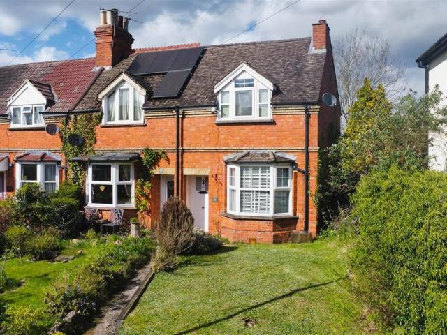 3 bedroom end of terrace house to rent