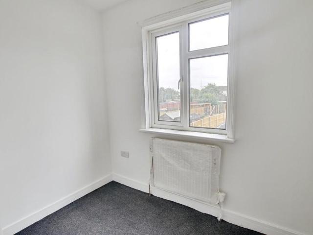 3 bedroom end of terrace house to rent