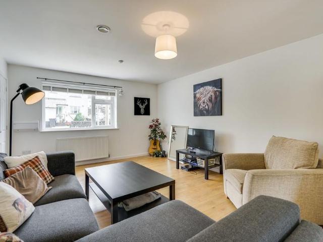 3 bedroom end of terrace house to rent