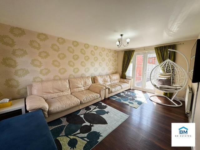 3 bedroom end of terrace house to rent