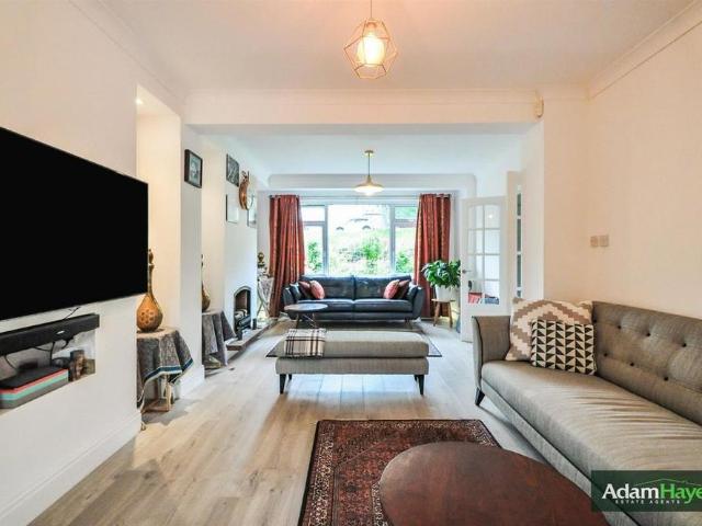 3 bedroom end of terrace house to rent