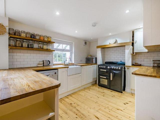 3 bedroom end of terrace house to rent