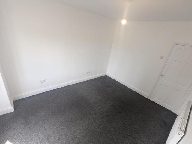 3 bedroom end of terrace house to rent