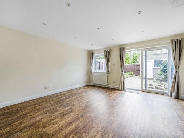 3 bedroom end of terrace house to rent