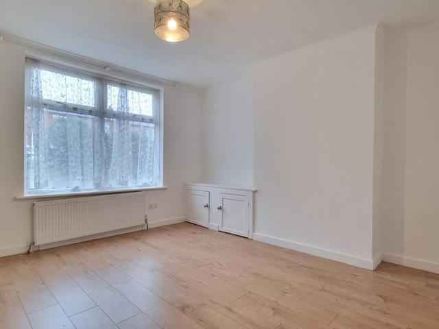 3 bedroom end of terrace house to rent