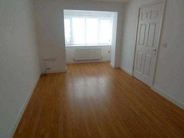 3 bedroom end of terrace house to rent