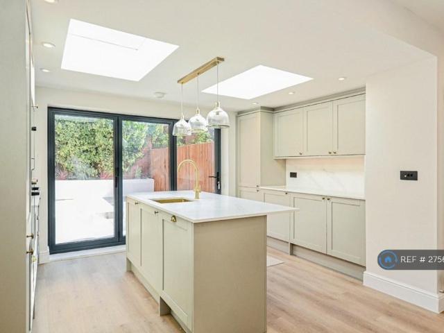 3 bedroom end of terrace house to rent