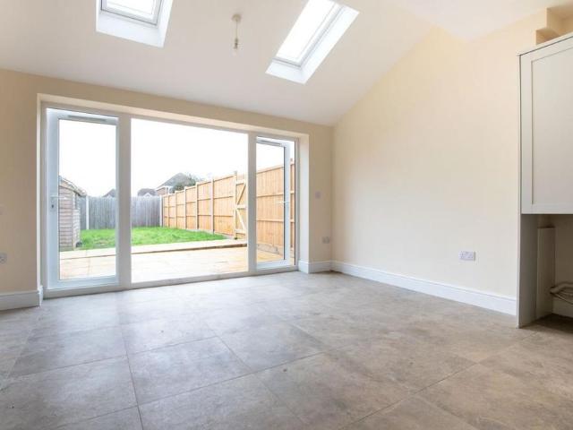 3 bedroom end of terrace house to rent