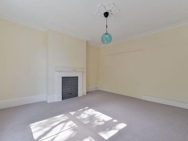 3 bedroom end of terrace house to rent