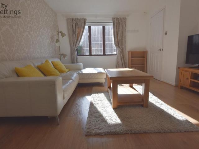 3 bedroom end of terrace house to rent