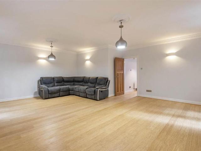 3 bedroom end of terrace house to rent