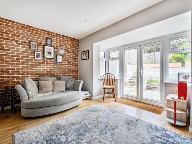 3 bedroom end of terrace house to rent