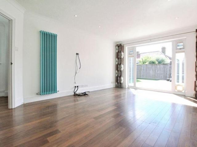 3 bedroom end of terrace house to rent