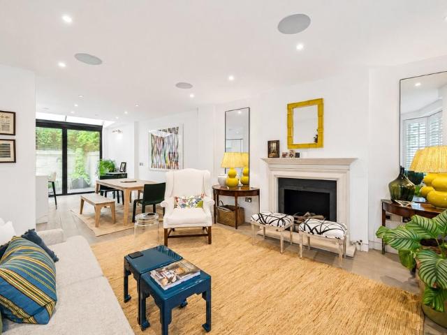 3 bedroom end of terrace house to rent