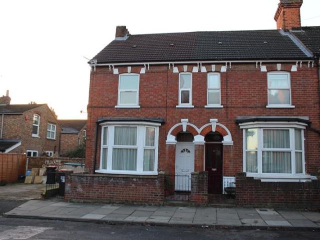 3 bedroom end of terrace house to rent