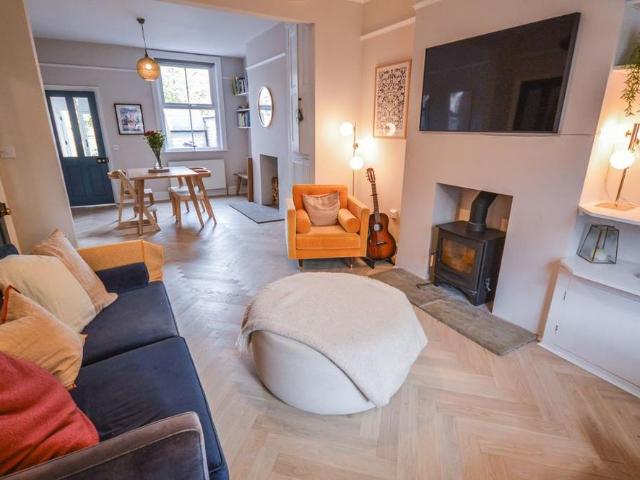 3 bedroom end of terrace house to rent