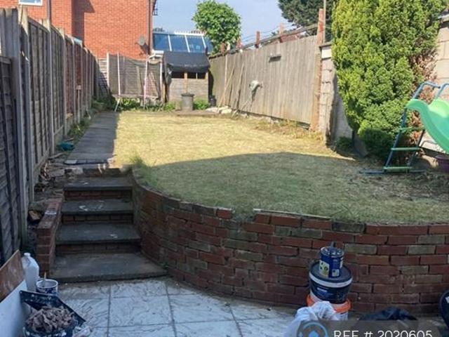 3 bedroom end of terrace house to rent