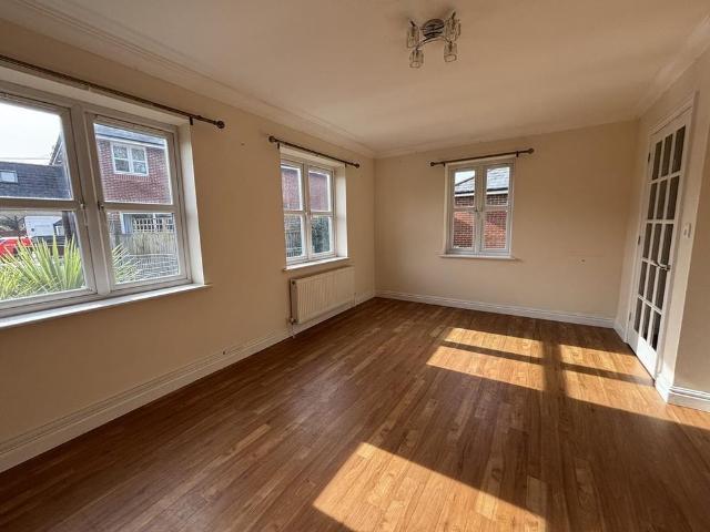 3 bedroom end of terrace house to rent
