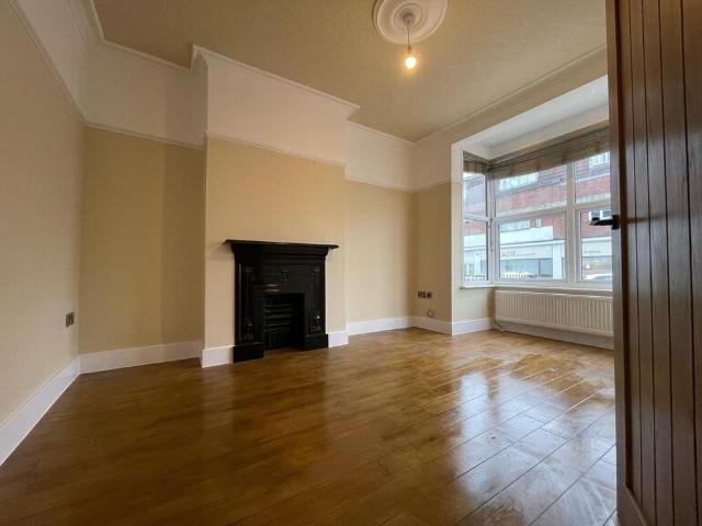 3 bedroom end of terrace house to rent