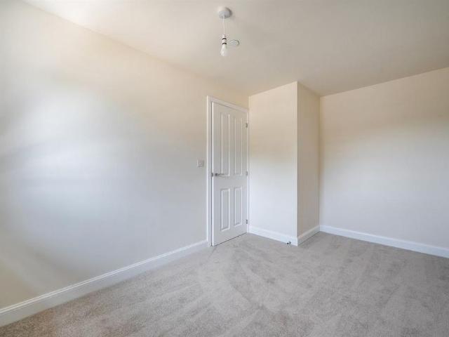 3 bedroom end of terrace house to rent
