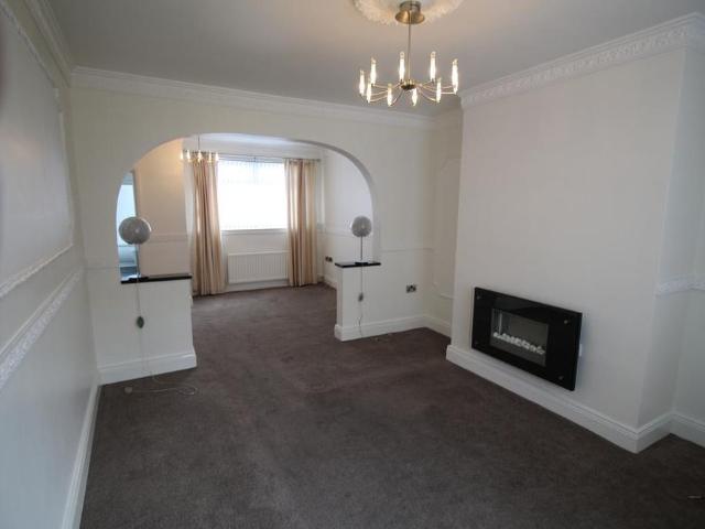 3 bedroom end of terrace house to rent
