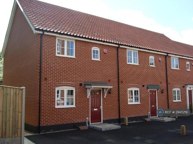 3 bedroom end of terrace house to rent