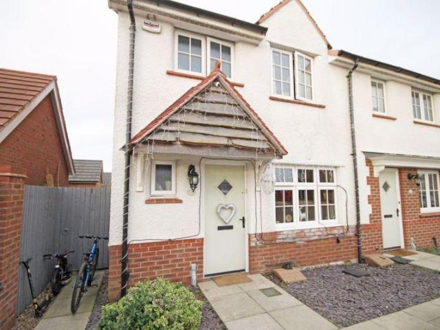 3 bedroom end of terrace house to rent