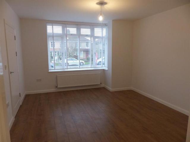 3 bedroom end of terrace house to rent