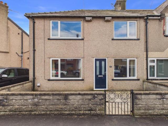 3 bedroom end of terrace house to rent