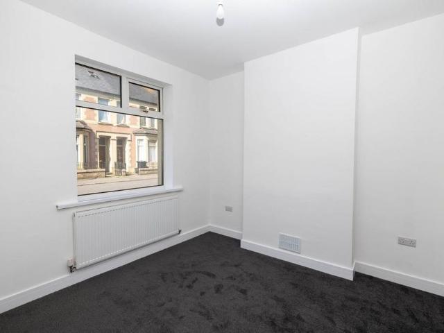 3 bedroom end of terrace house to rent