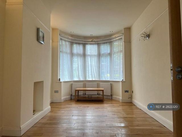 3 bedroom end of terrace house to rent