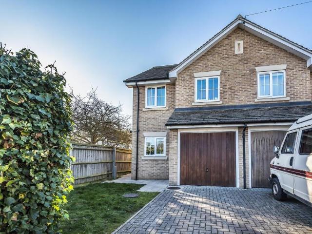 3 bedroom end of terrace house to rent