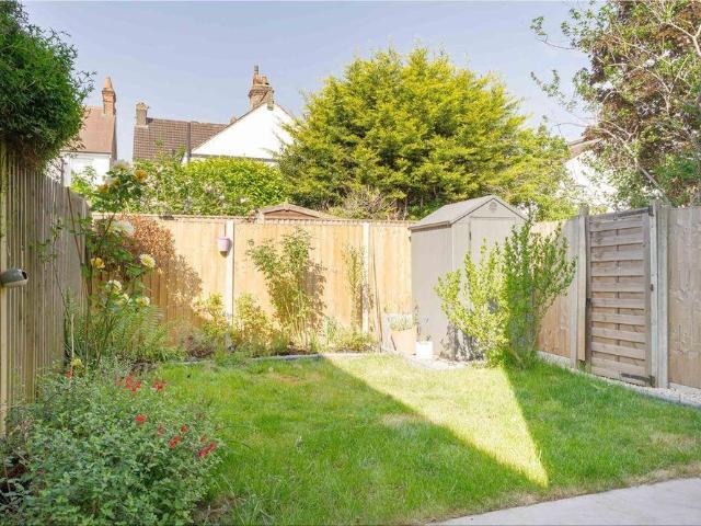3 bedroom end of terrace house to rent