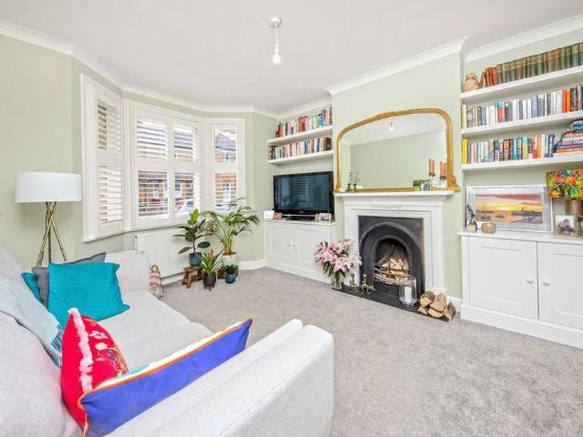 3 bedroom end of terrace house to rent
